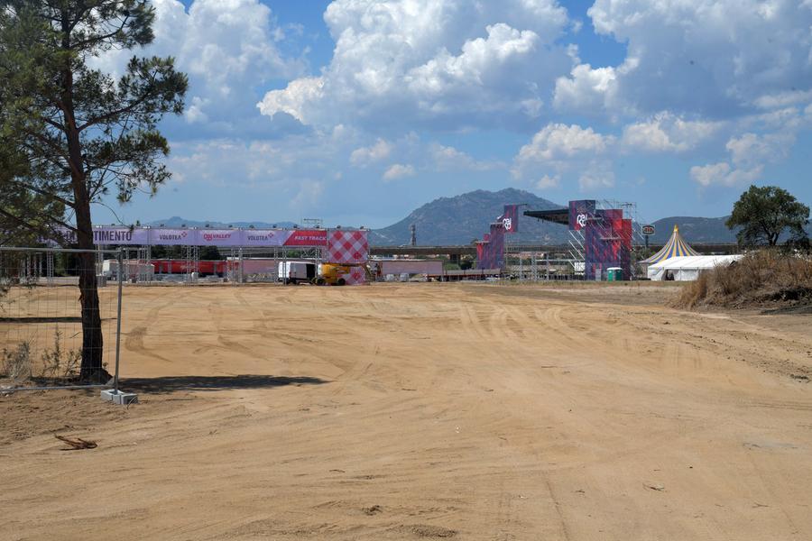 Olbia, l'allestimento dell'arena grandi eventi per il festival Red ...