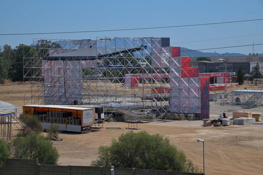Olbia, l'allestimento dell'arena grandi eventi per il festival Red ...