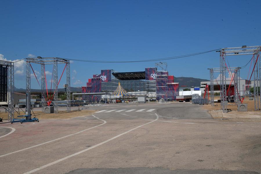 Olbia, l'allestimento dell'arena grandi eventi per il festival Red ...