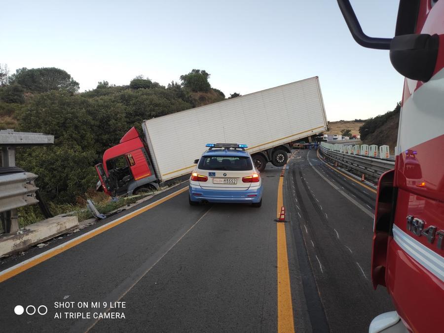 Scontro frontale fra tir sulla 131 all’altezza di Macomer, traffico in ...