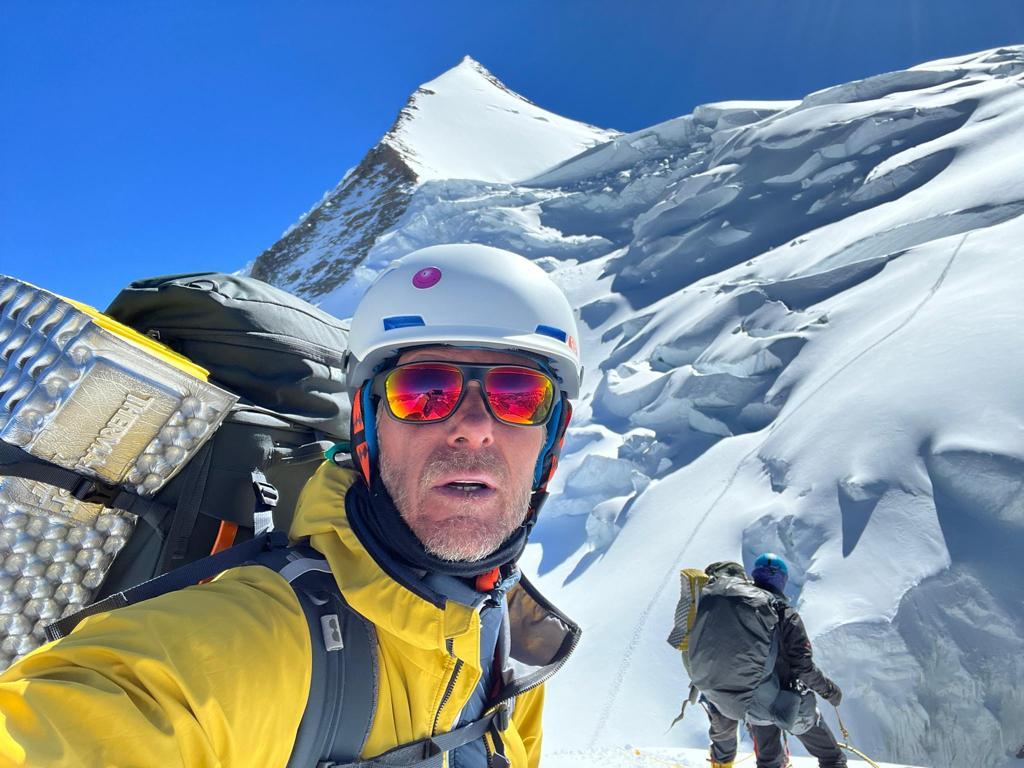 Uno striscione di pace e amore dai Messaggeri del mare all’Himalaya con ...