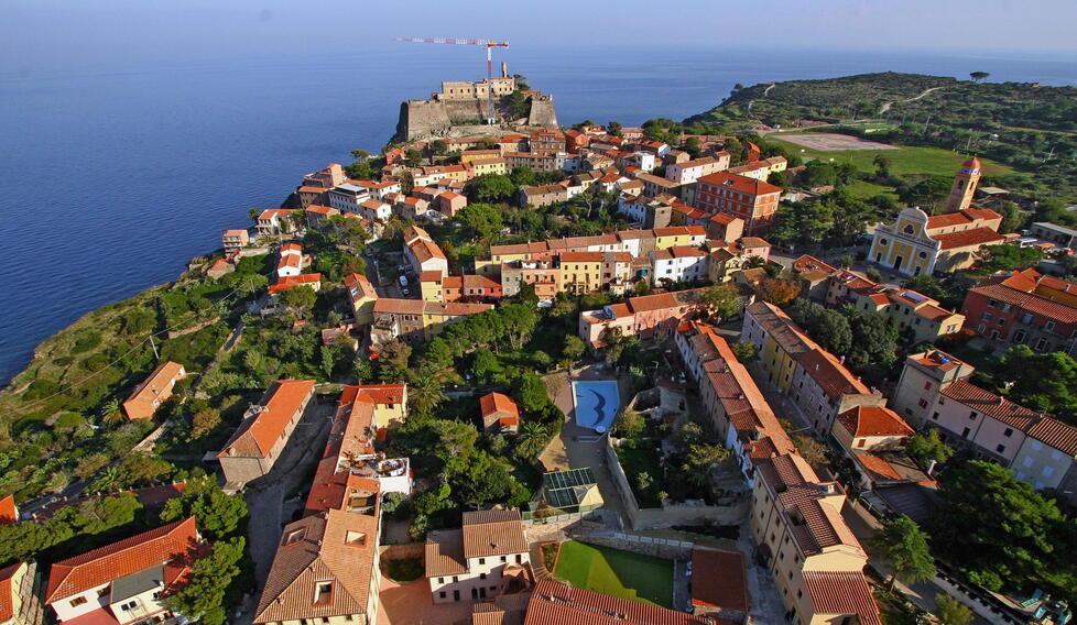 Energia, Capraia diventa autonoma: l’isola ha scelto il fotovoltaico ...