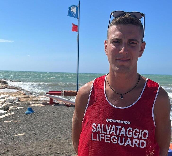 Si tuffa con la bandiera rossa e rischia di annegare: a salvarlo un ...