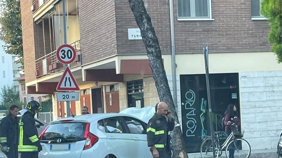 Modena Violento schianto lungo via Padova Due donne restano ferite ... Modena Violento schianto lungo via Padova Due donne restano ferite ...