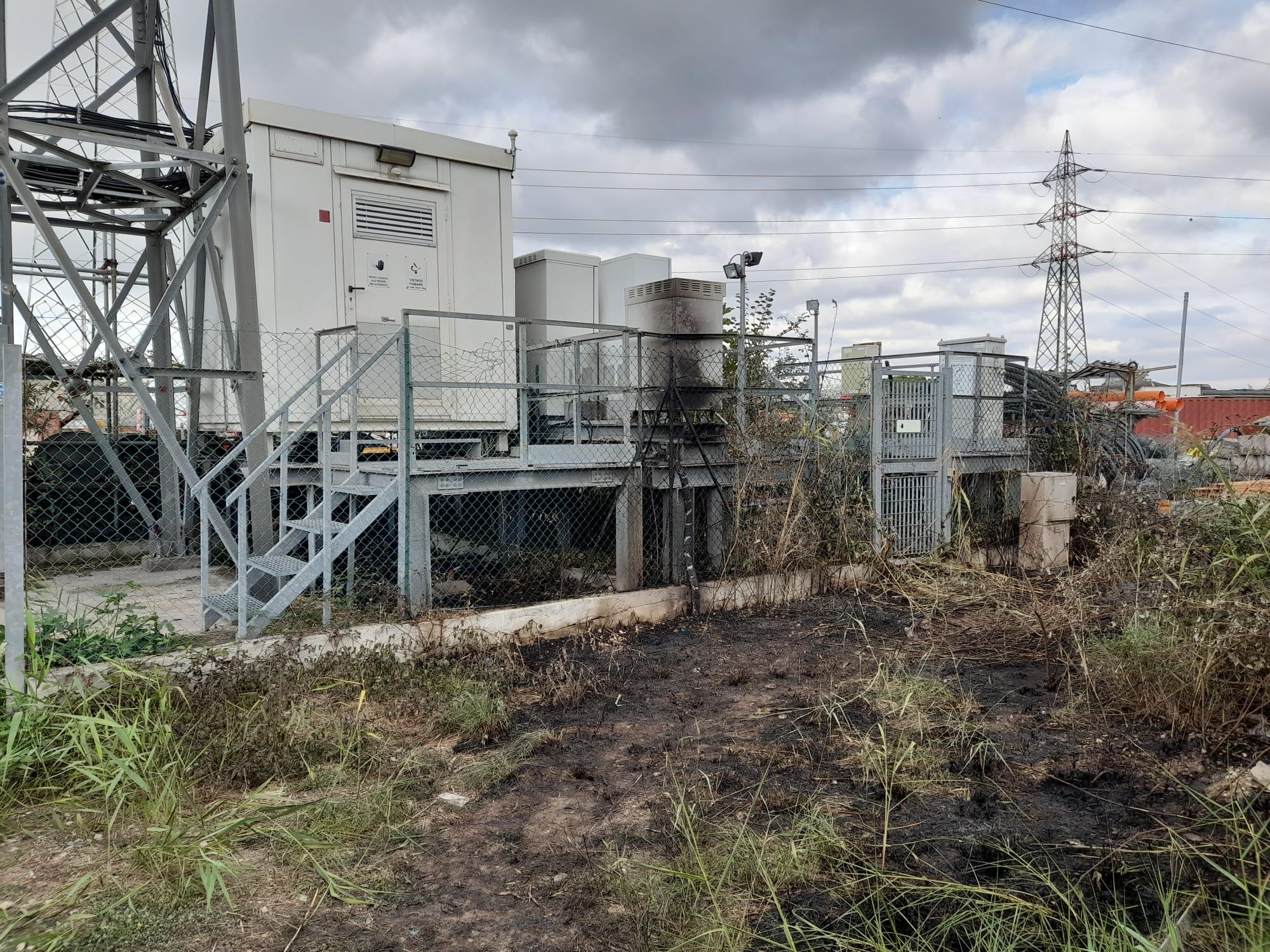 Ancora un'antenna telefonica data alle fiamme. Allarme in città: nove ...