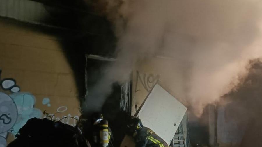 Modena, incendio un un capanno adiacente cabina elettrica. Black out ... Modena, incendio un un capanno adiacente cabina elettrica. Black out ...