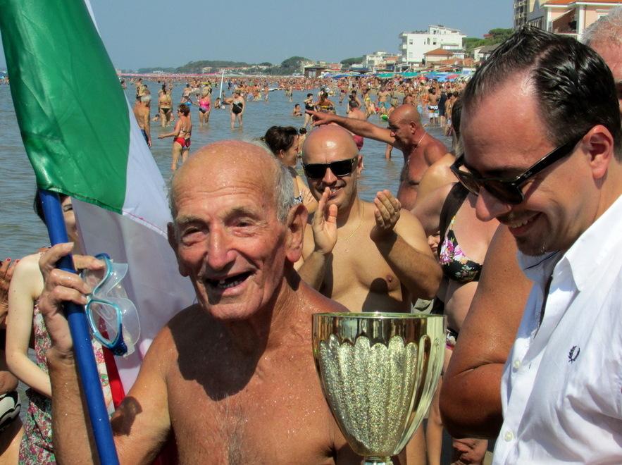 Follonica, addio a Nicola, mito delle traversate a suon di record - Il ...