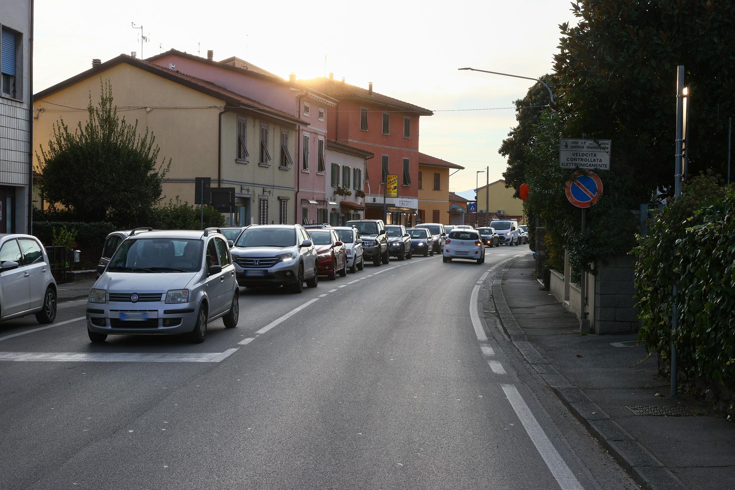 La Colonna, con il semaforo lunghe attese e tante proteste - Il Tirreno