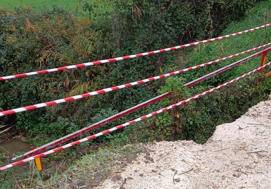 Manciano, frana il ponticello: la strada è chiusa e alcune case ...