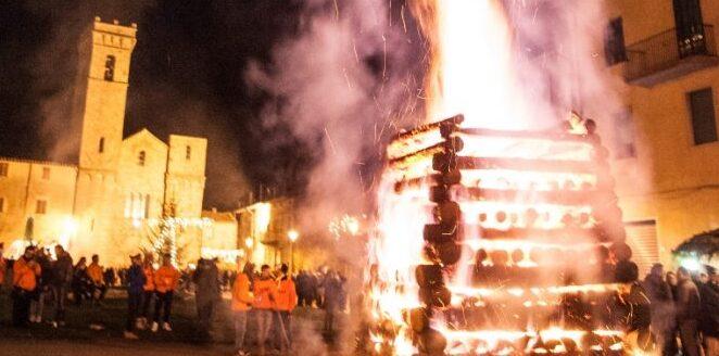 Le fiaccole della vigilia di Natale: l’antica tradizione nel borgo di ...