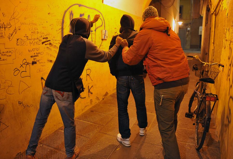 Modena. L’estorsione della baby gang al ragazzino, 14mila euro per l ...