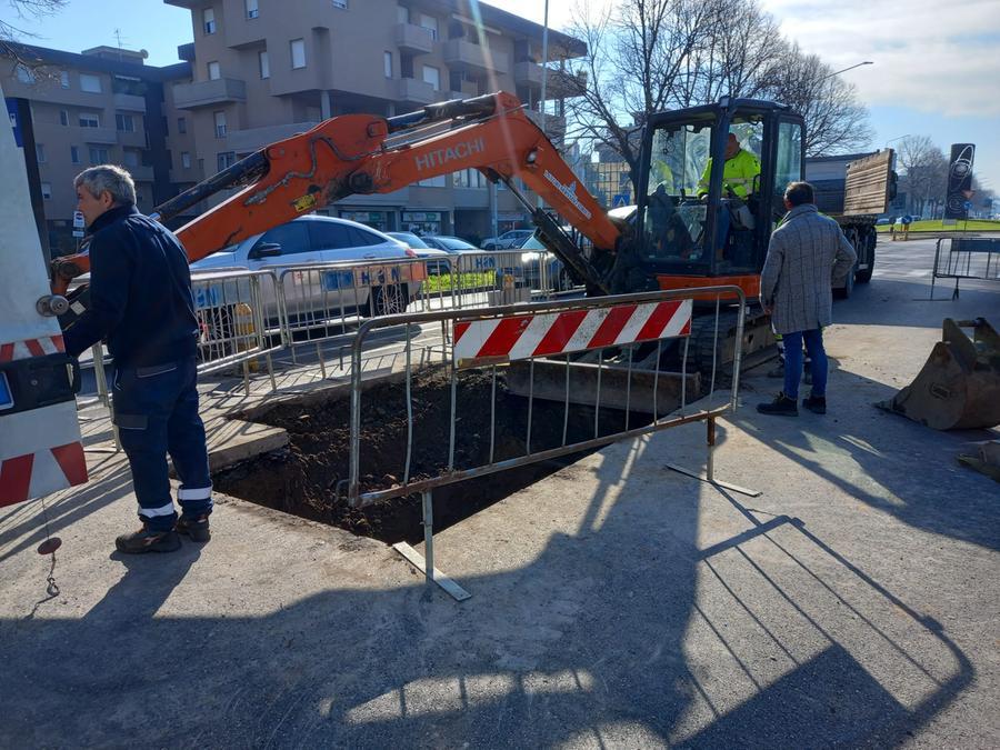Un tubo rotto provoca lunghe code sul viale della Repubblica - Il Tirreno