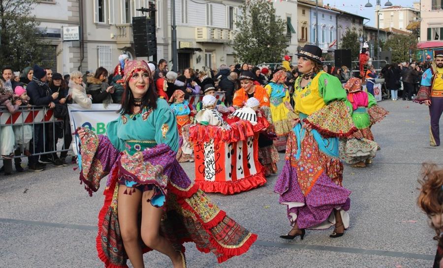 Carnevale di Santa Croce: esplode la festa sulle note dell’inno di Don ...