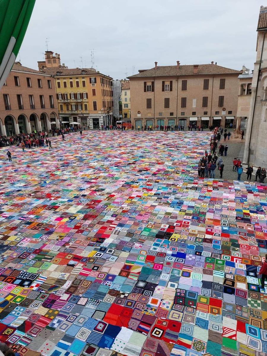 Modena Viva Vittoria e piazza Grande si colora con la coperta da record ...