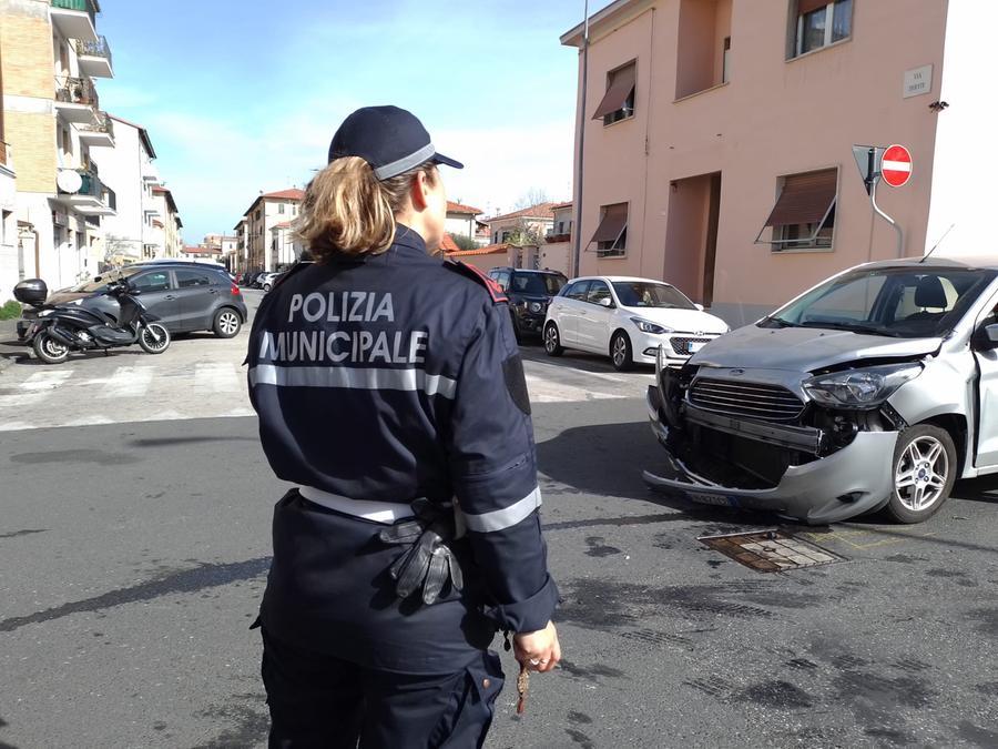 Scontro tra auto in via Badaloni, tre feriti Il Tirreno