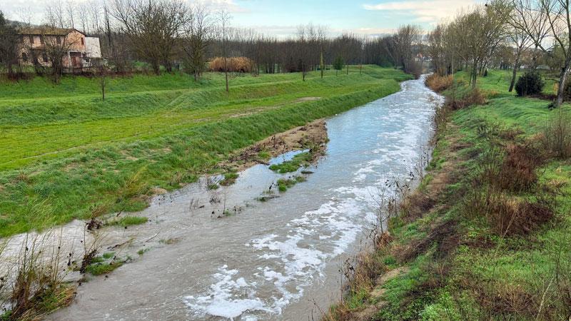 Il fiume Elsa è in agonia: è invaso dalla schiuma bianca - Il Tirreno