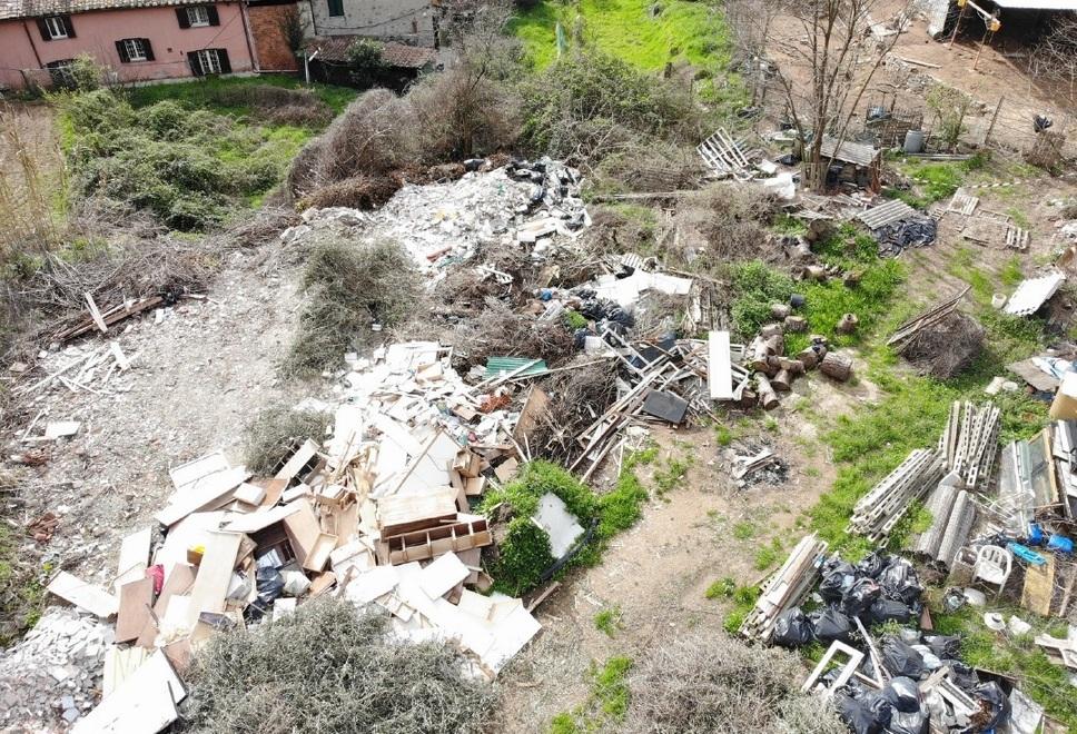 Lucca, scoperta una discarica nell’area agricola - Il Tirreno