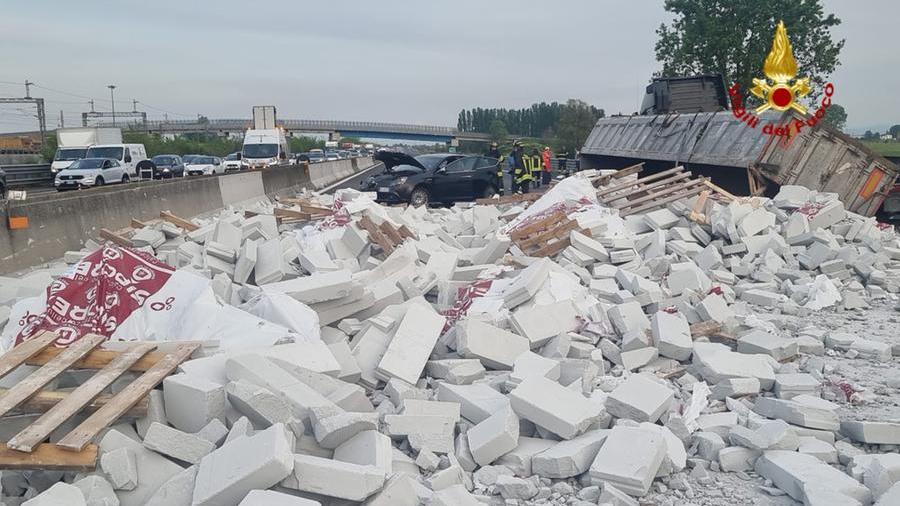 Tir urta un’auto rovescia sulla carreggiata blocchi di cemento Gazzetta ... Tir urta un’auto rovescia sulla carreggiata blocchi di cemento Gazzetta ...