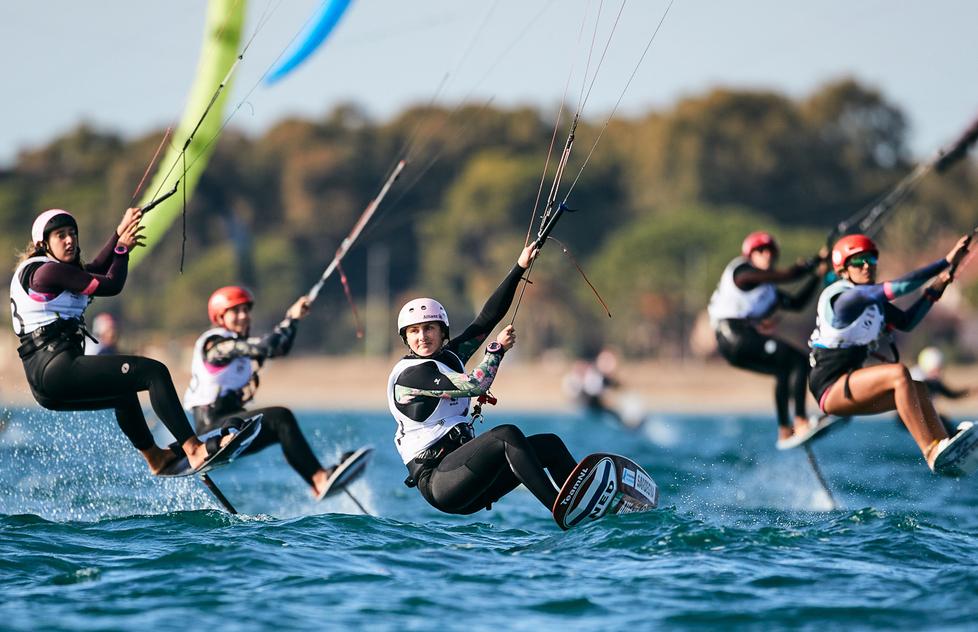A Torregrande si segue il vento coi campionati di kite foil - La Nuova ...