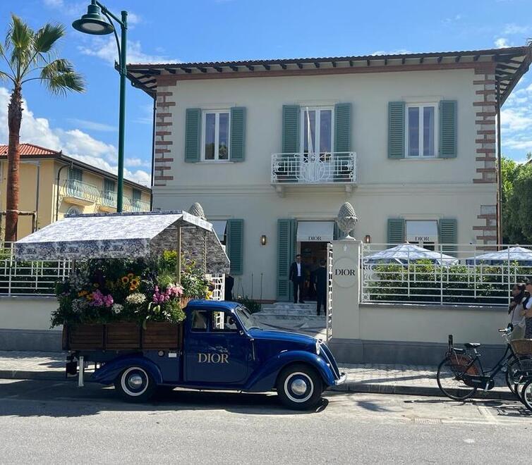 Forte dei Marmi, ha aperto la villa-boutique della Maison Dior: fiori e ...