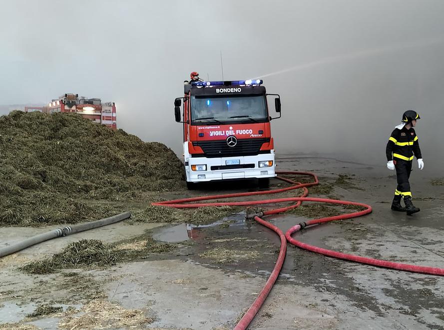 Zerbinate. Foraggio a fuoco nella ditta agricola: «Un disastro, 500mila ...
