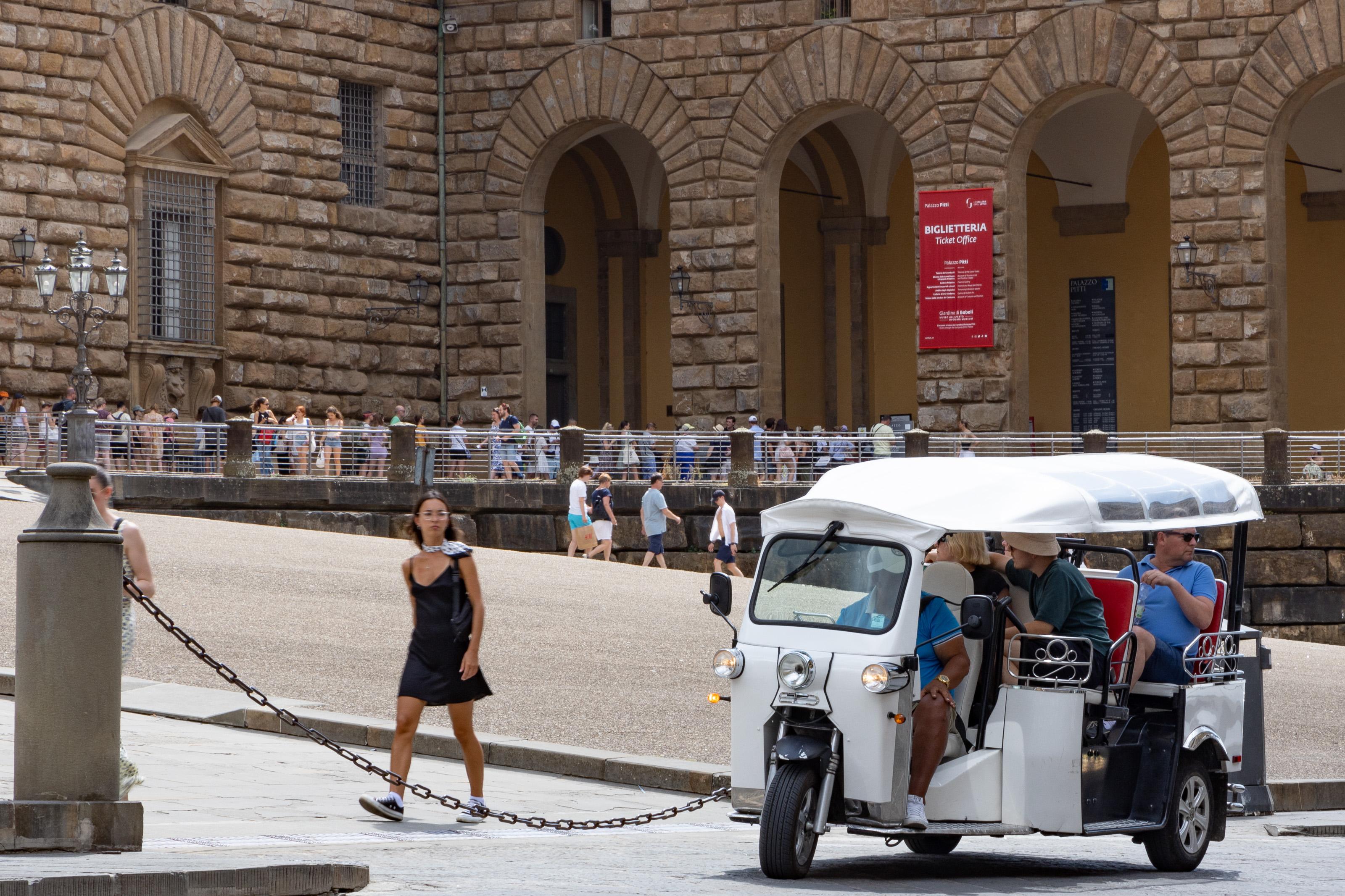 Centro storico di Firenze sotto assedio la carica di golf car e risciò ...