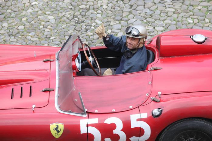 Proiezione segreta del film Ferrari: la famiglia del Drake lo promuove ...