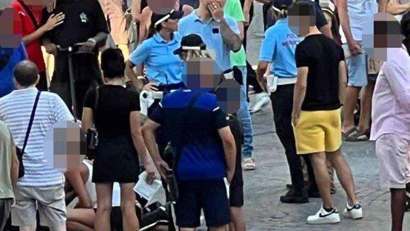 Grosseto, placcato in piazza dalla Municipale: la folla si schiera ... Grosseto, placcato in piazza dalla Municipale: la folla si schiera ...