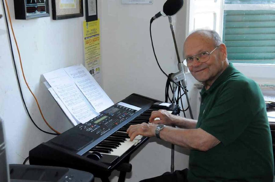 Massa, muore Pietro Faleni: era l’autore di “Una rotonda sul mare” - Il ...