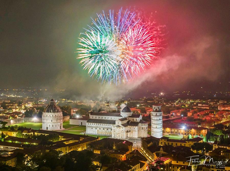 Pisa, show pirotecnico a sorpresa in piazza dei Miracoli: ecco chi ha ...