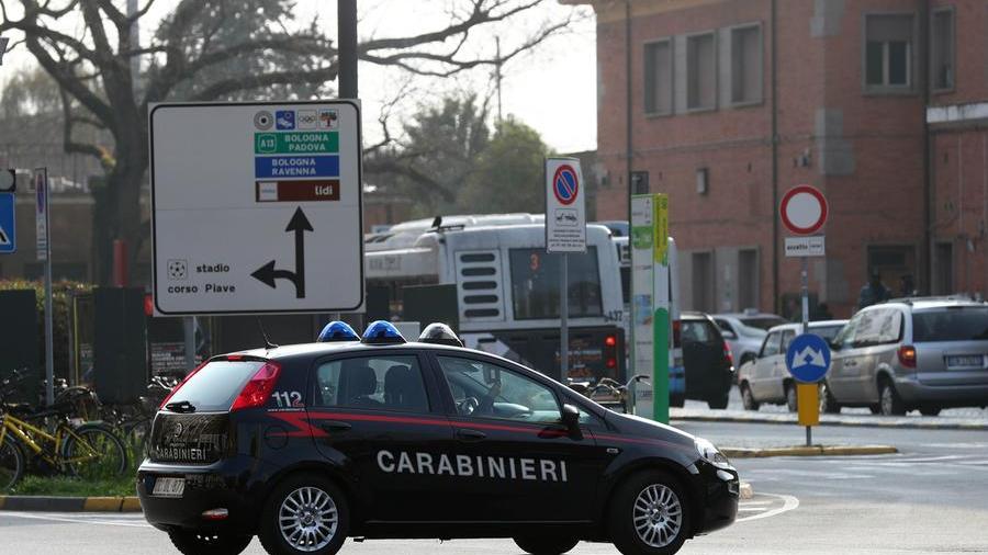 Ferrara. Rapina in zona Gad, uomo scaraventato a terra per strappargli ... Ferrara. Rapina in zona Gad, uomo scaraventato a terra per strappargli ...