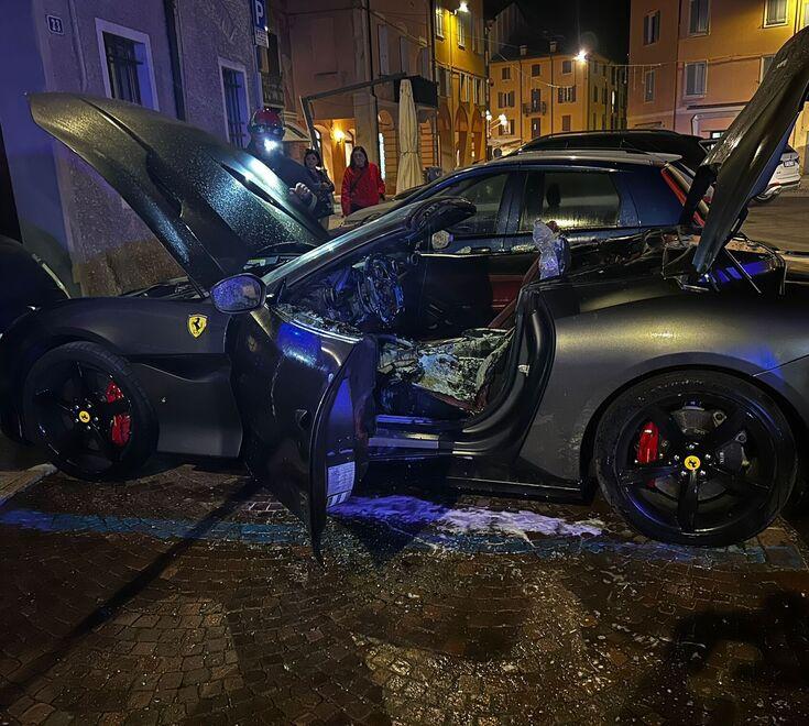 Ferrari a fuoco in via San Francesco a Carpi: camerieri e baristi con l ...