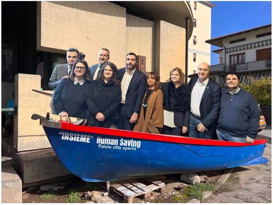 Don Biancalani posta la giunta di Pistoia su una barca dei migranti: il ...