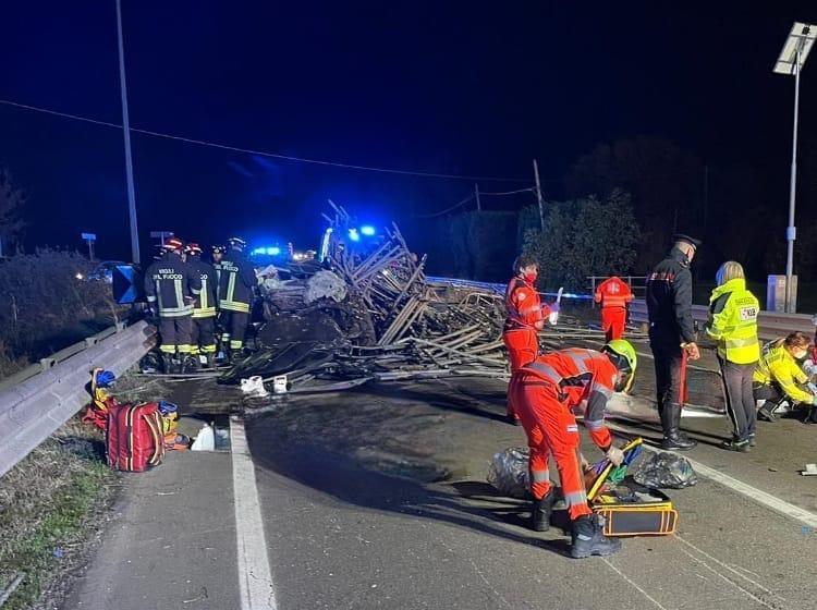 Reggio Emilia, perse il carico e uccise due ragazzi, il conducente ...