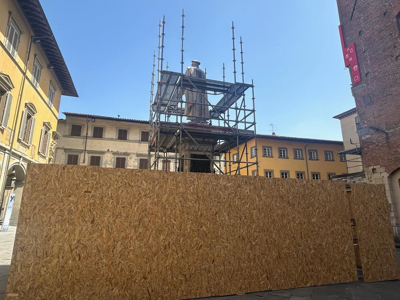 Prato, iniziato il restauro alla statua di Francesco Datini - Il Tirreno