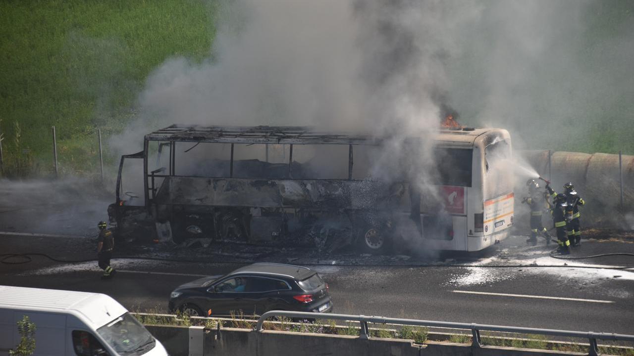 Reggio Emilia, pullman divorato dalle fiamme in autostrada - Gazzetta ... Reggio Emilia, pullman divorato dalle fiamme in autostrada - Gazzetta ...