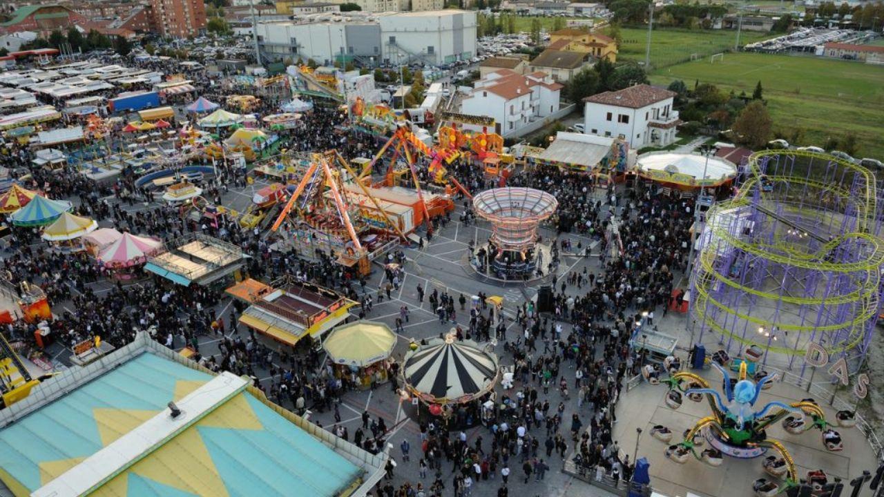 Pontedera, rissa alla fiera: chi è il giovane che ha aggredito un ...