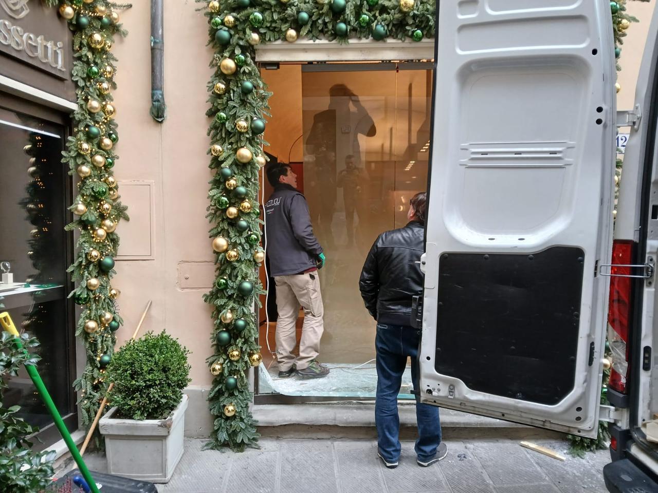 Prato: Spaccata Notturna al Negozio Cassetti, Rubati Tre Rolex - Il Tirreno