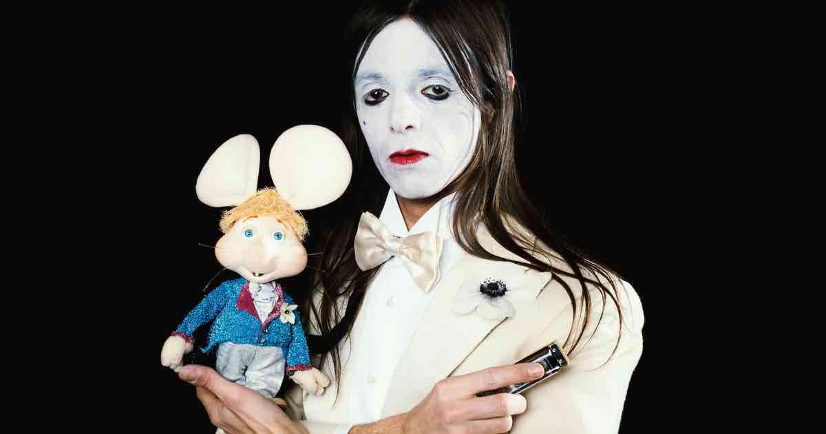 Lucio Corsi, Domenico Modugno e Topo Gigio: il duetto a Sanremo - Il ...