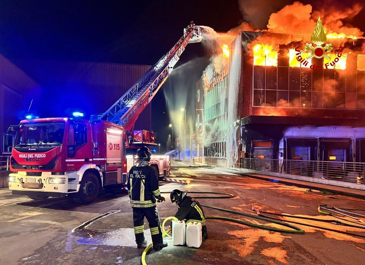 Incendio all'Inalca di Reggio Emilia: Fiamme e Fumo, Stabilimento ...