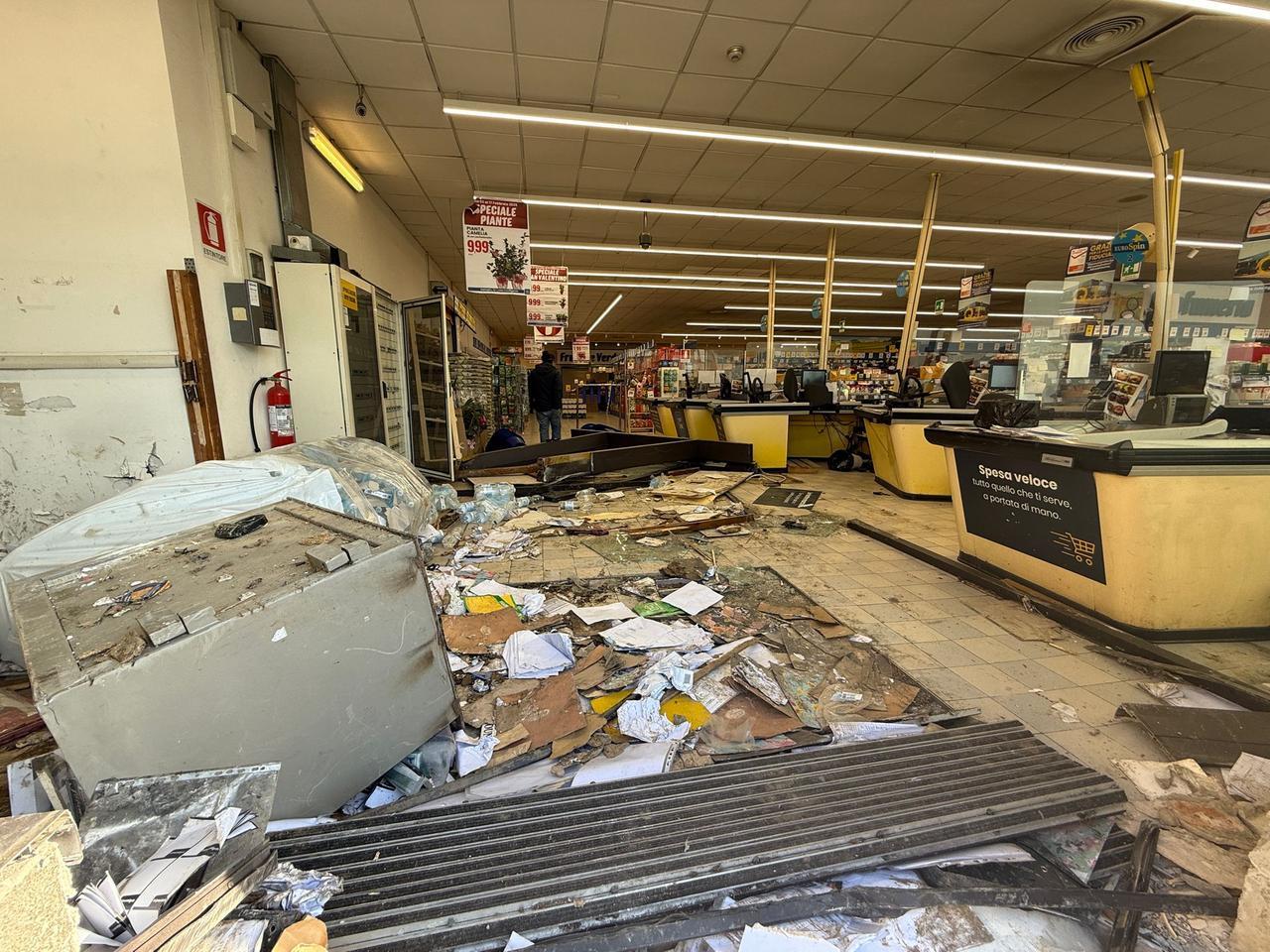 Prato, sfondano l’ingresso di Eurospin con una ruspa per rubare le ...
