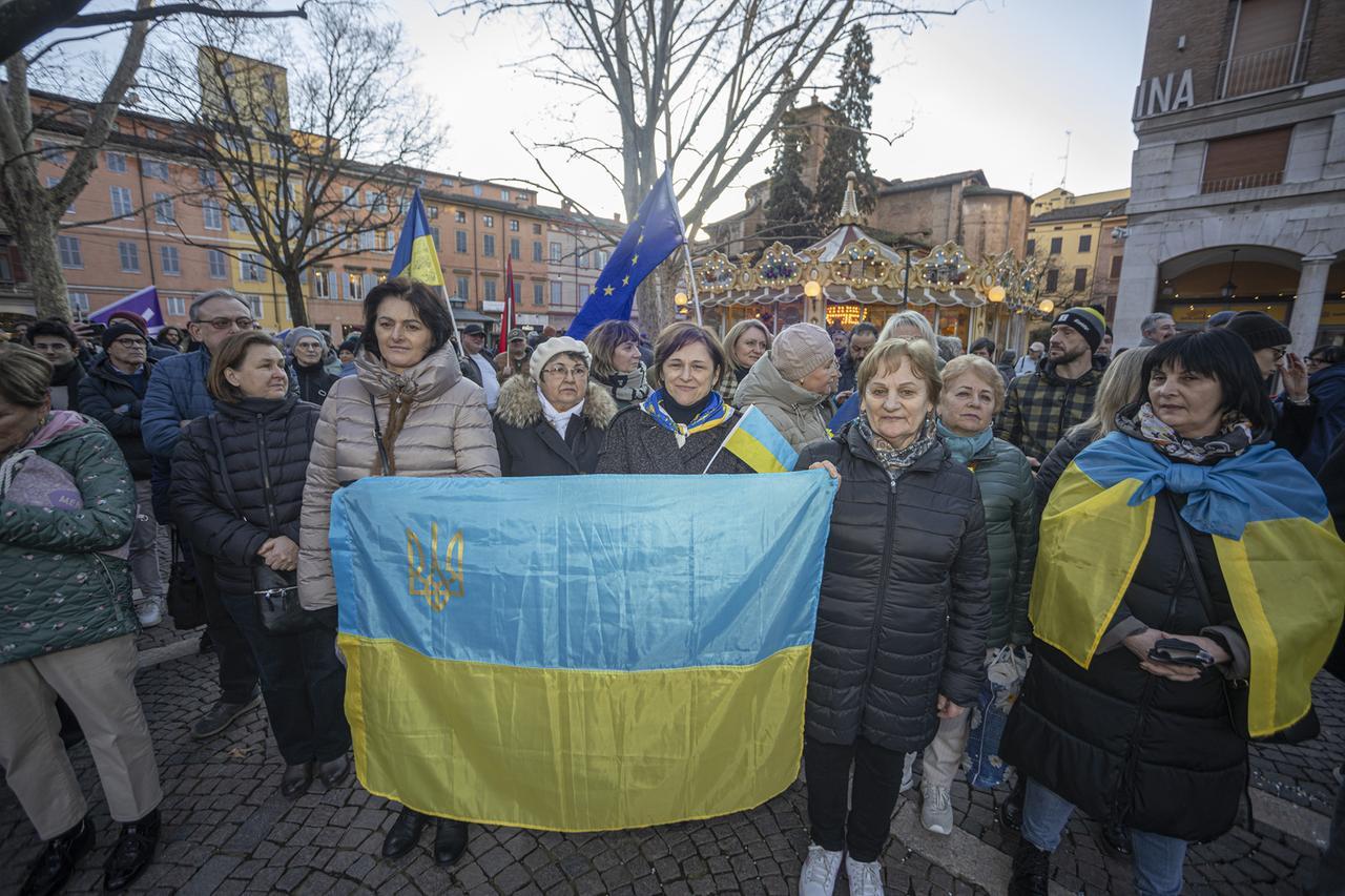Modena, manifestazione in piazza Matteotti con 400 cittadini e il ...