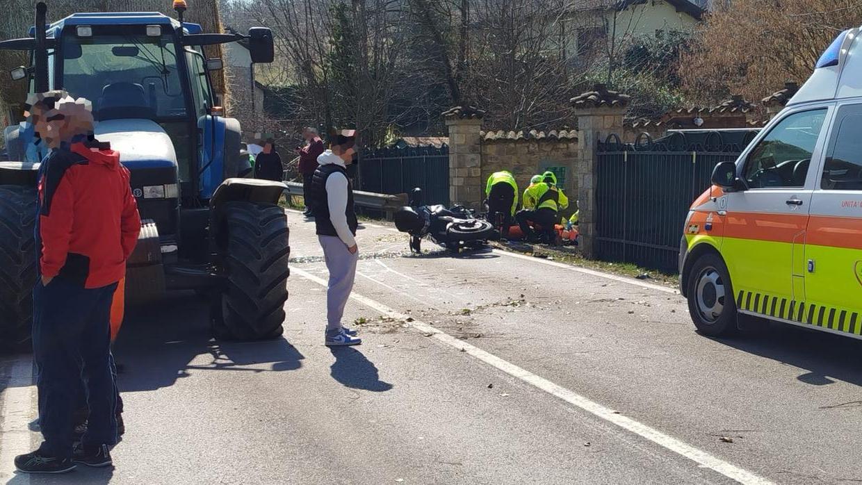 Moto si scontra con un trattore a Serramazzoni - Gazzetta di Modena Moto si scontra con un trattore a Serramazzoni - Gazzetta di Modena