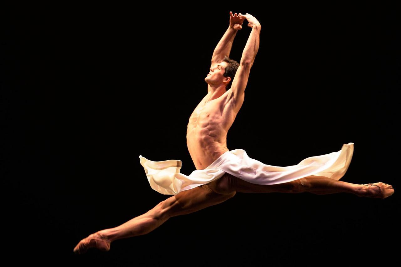 Roberto Bolle compie 50 anni: tra celebrazioni, "Caravaggio" e nuove ...