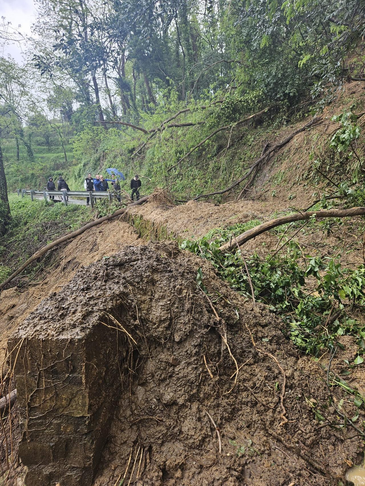 Piazzano, frana isola la frazione - Il Tirreno