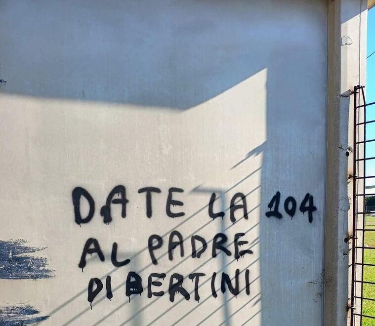 “Date la 104 al padre di Bertini”: la scritta choc contro l’assessore ...