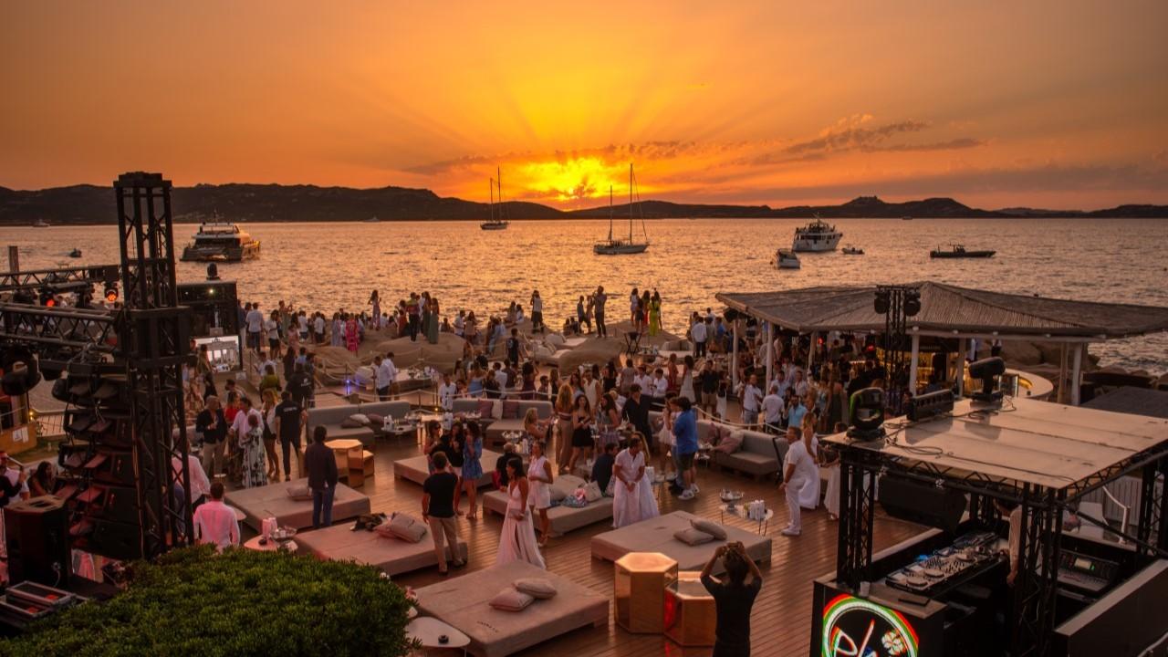 La stagione estiva decolla al Phi Beach della Costa Smeralda, in ...