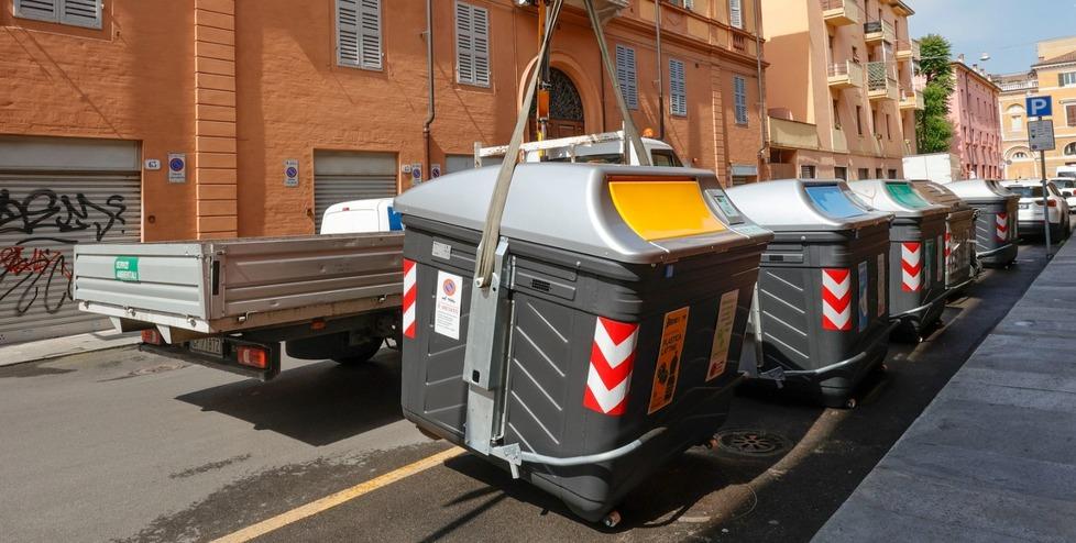 Rifiuti, a Modena tornano i cassonetti di carta e plastica per la ...