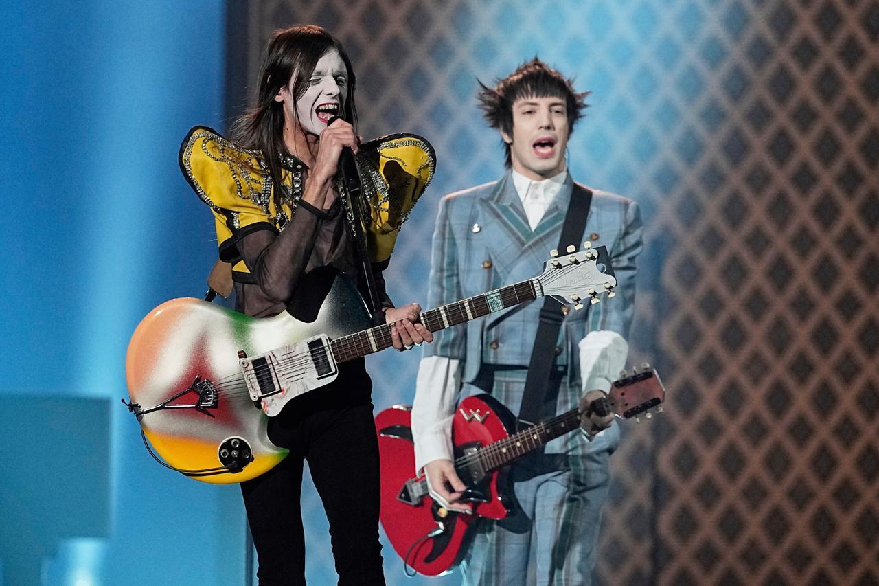 Lucio Corsi, Volevo essere un duro: il brano è disco di platino - Il ...