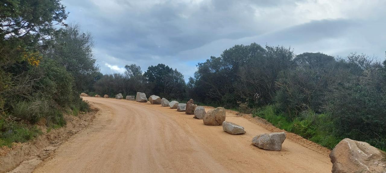 Arzachena, ordinanza del sindaco: via i massi dalla strada per Liscia ...